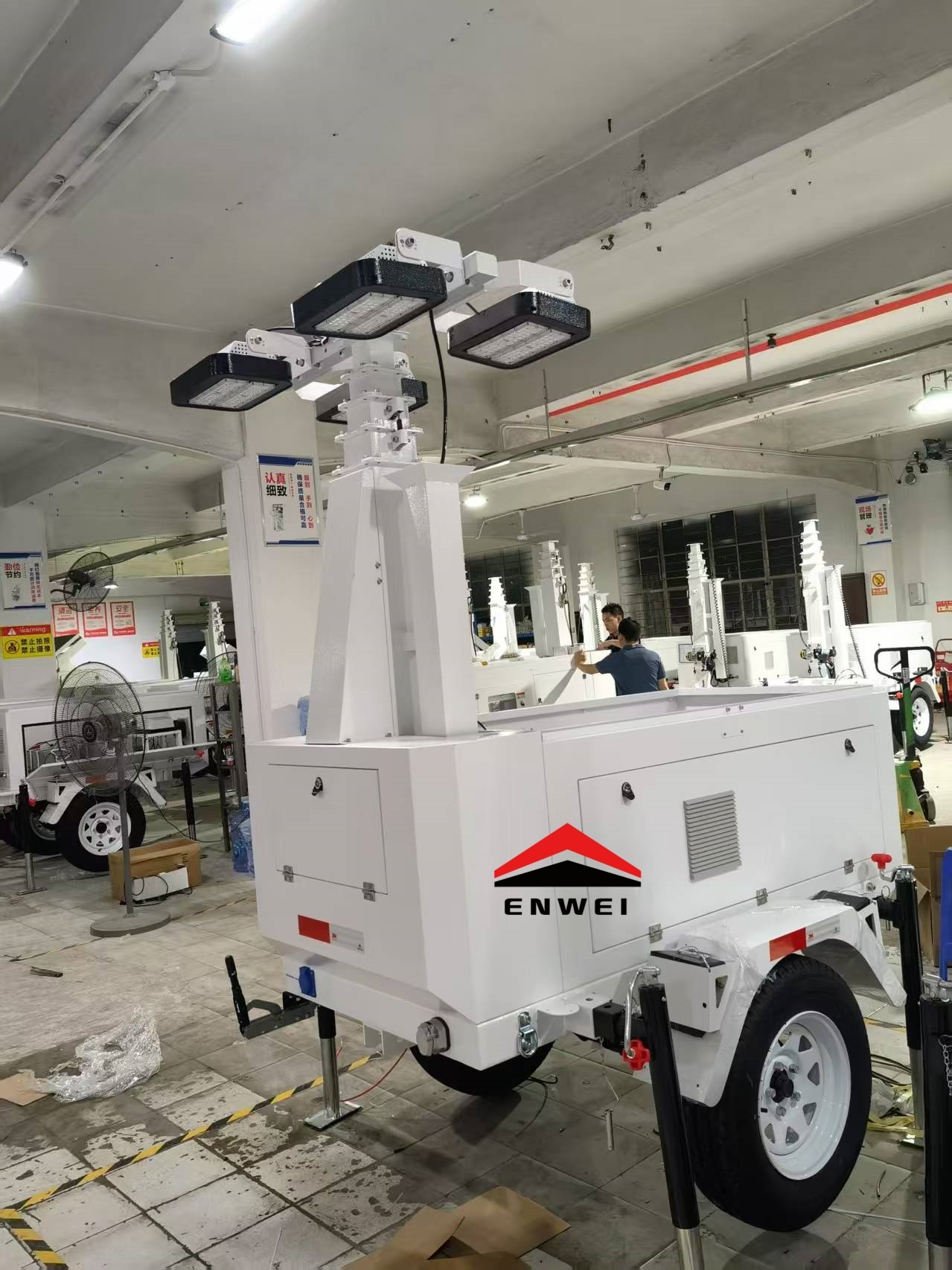 Solar CCTV Camera Trailer Solar Light Tower Trailer with 2*590W Solar ...
